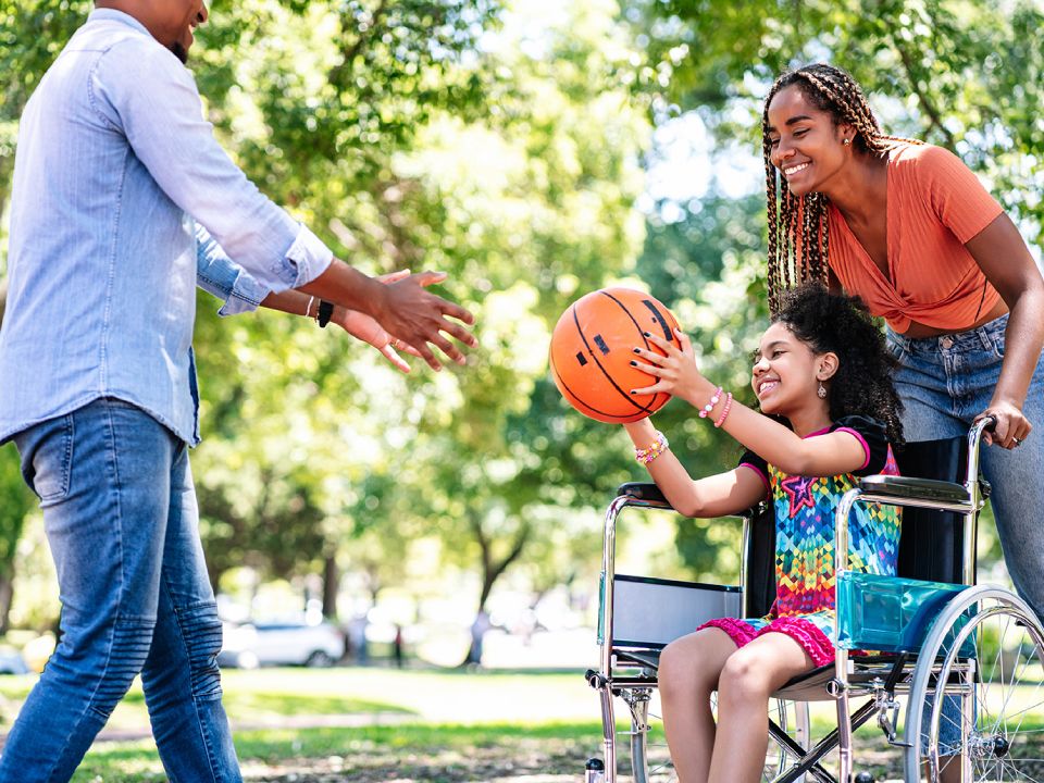 Qui sommes-nous ? - AEMO | Association Enfance et Maladies Orphelines